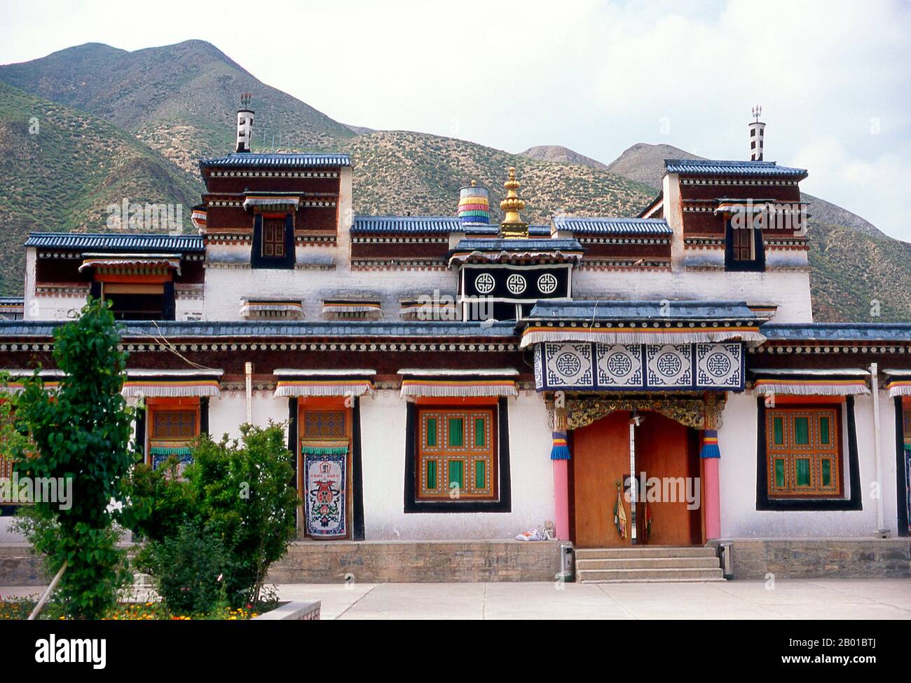 China: An outer building at Labrang Monastery, Xiahe, Gansu province ...