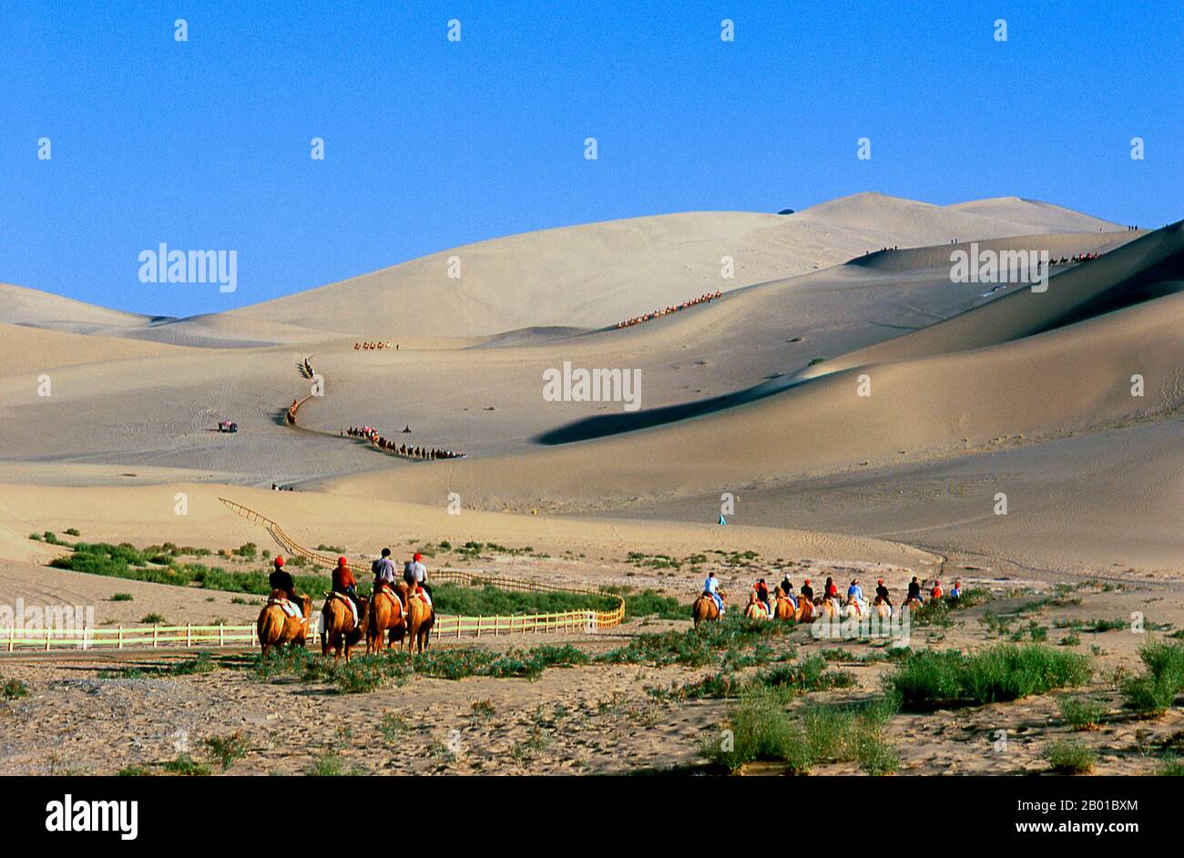 China: Chinese tourists on the singing sand dunes of Mingsha Shan ...