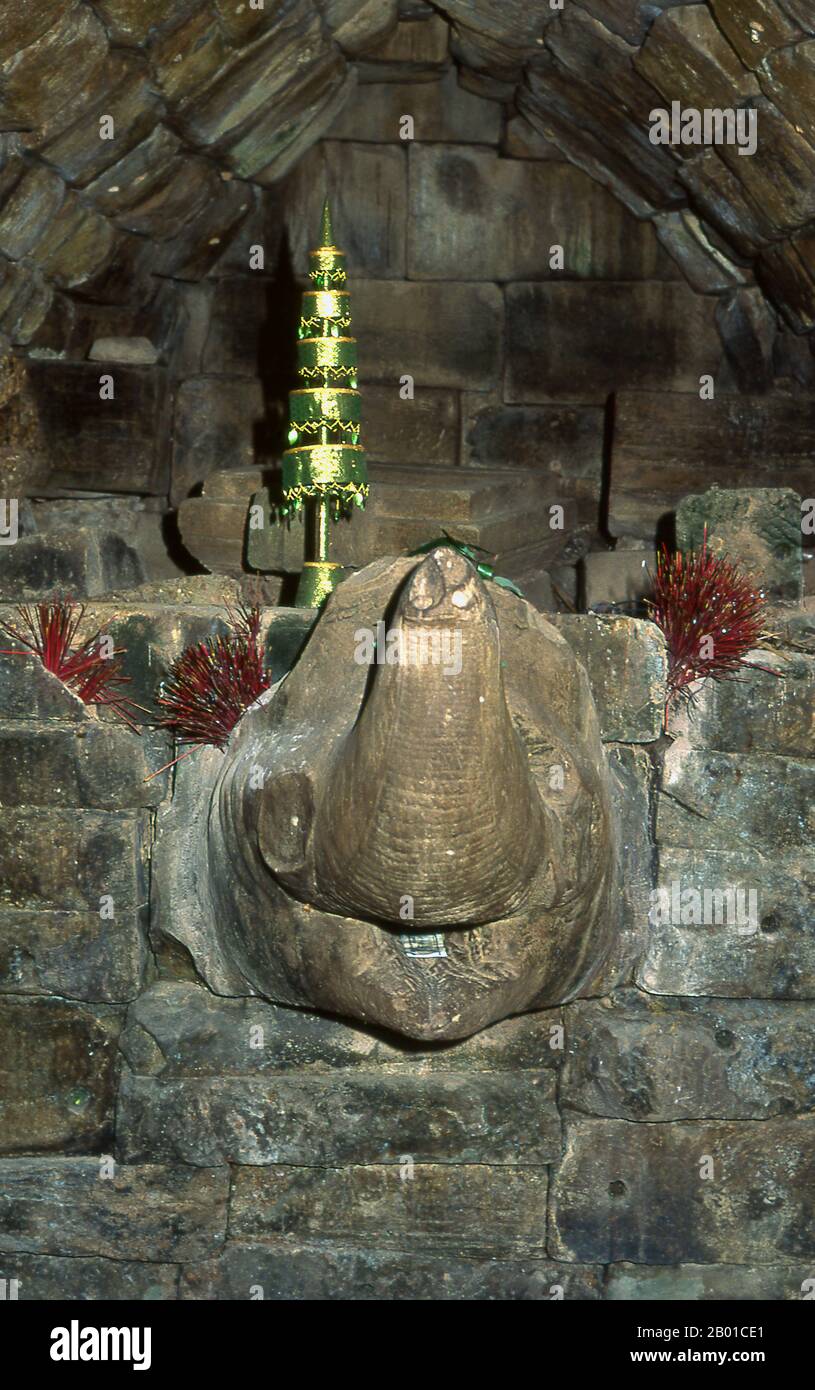 Cambodia: Elephant chapel, Neak Pean, Angkor. Neak Pean ('The entwined ...
