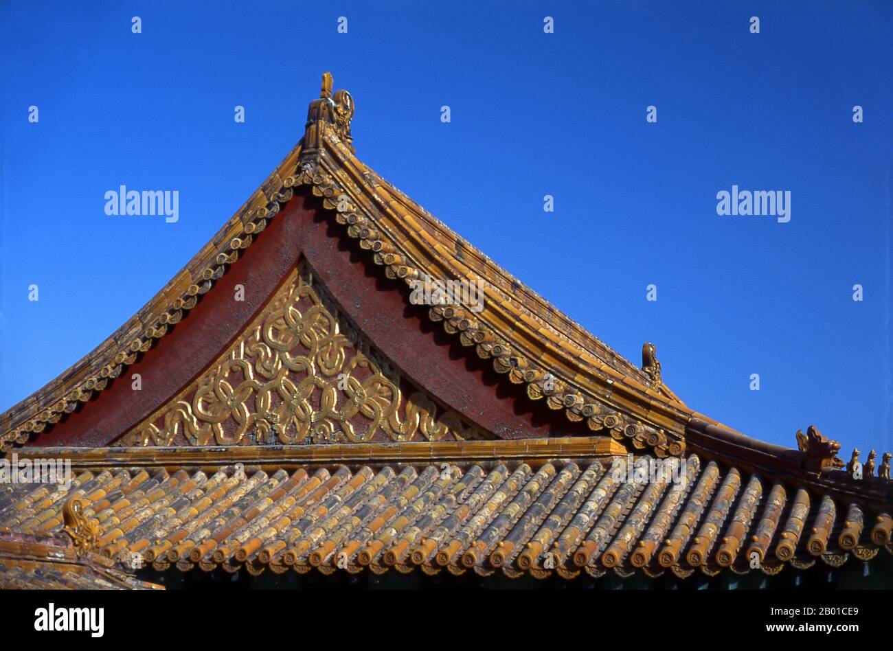 China: Elaborate roof and eaves in the Forbidden City (Zijin Cheng ...