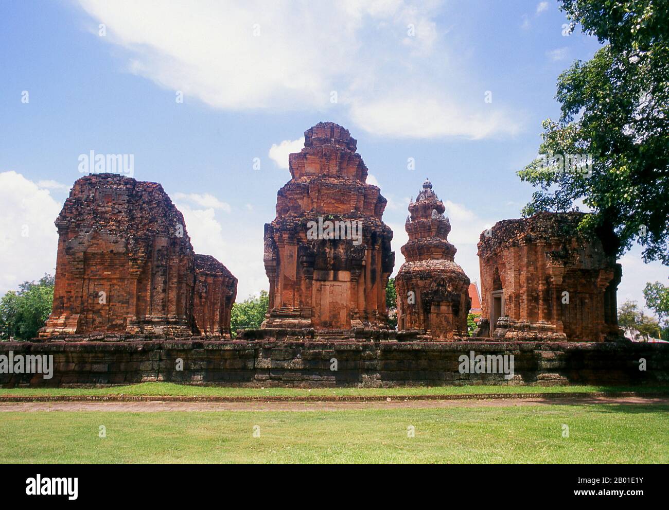 Thailand: The brick prangs of Prasat Sikhoraphum, Surin Province ...