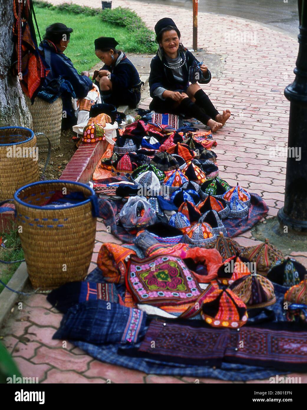Vietnam: Black Hmong street sellers, Sapa, Northwest Vietnam. The Hmong ...