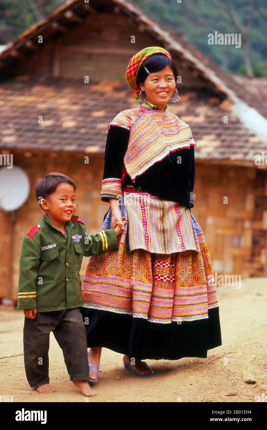 Southern china chinese hmong hill hi-res stock photography and images ...