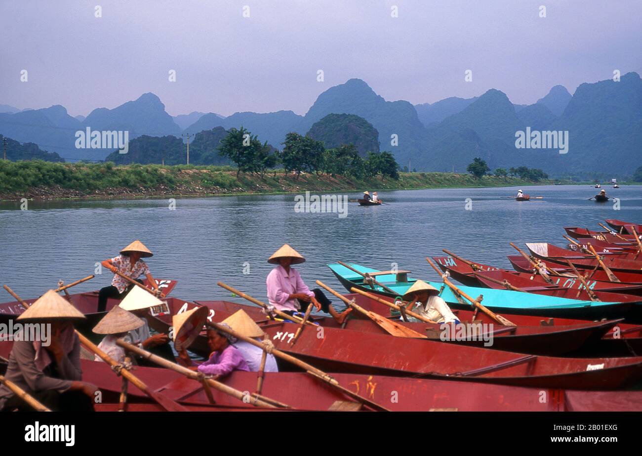 Vietnam: Boat women on the Suoi Yen River, Perfume Pagoda, south of ...