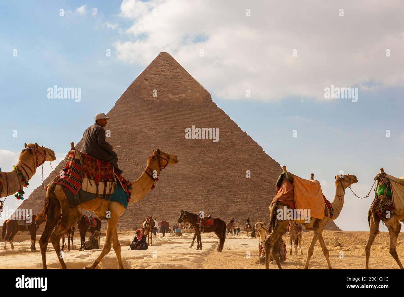 Front of a pyramid hi-res stock photography and images - Alamy