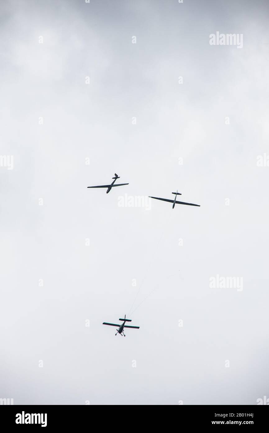 Motor pilot drags two glider pilots into the air Stock Photo - Alamy