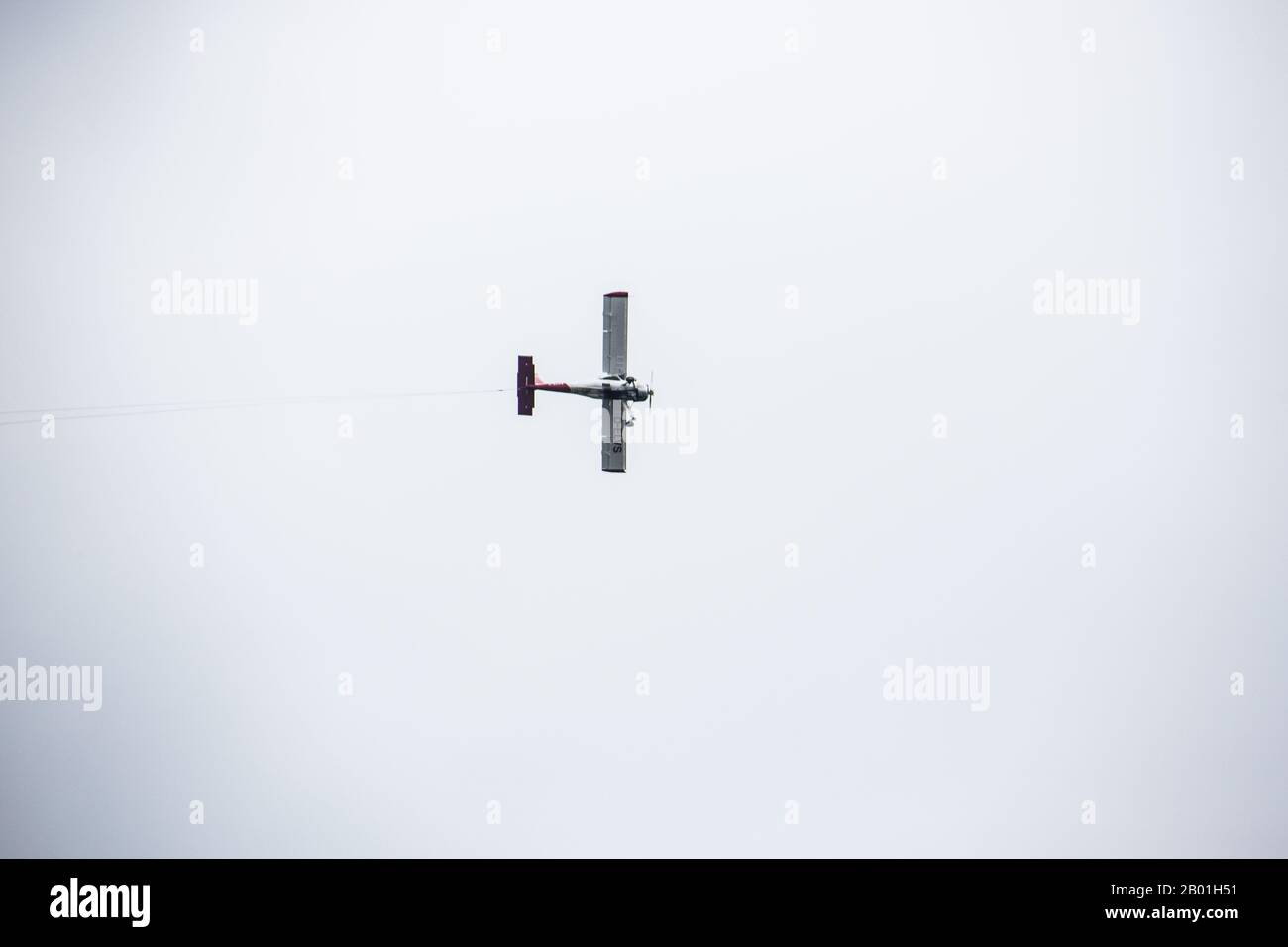 Motor pilot drags two glider pilots into the air Stock Photo - Alamy