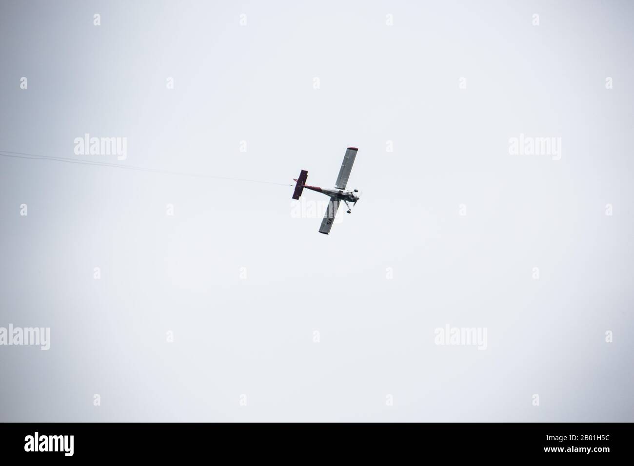 Motor pilot drags two glider pilots into the air Stock Photo - Alamy