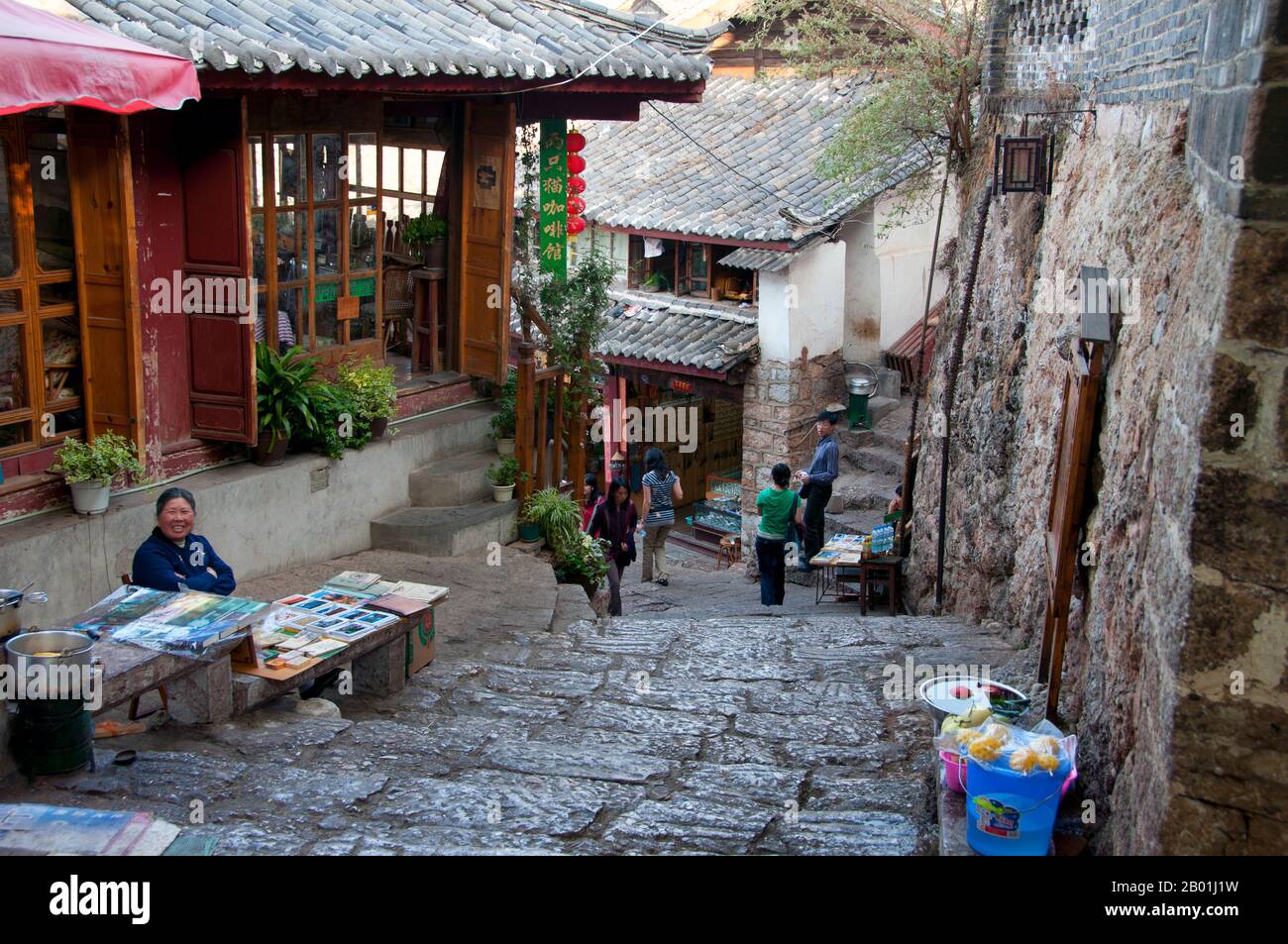China: The winding backstreets of Lijiang Old Town, Yunnan Province ...