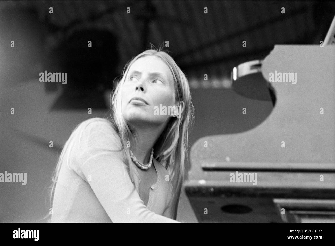 Joni mitchell 1970 hi-res stock photography and images - Alamy