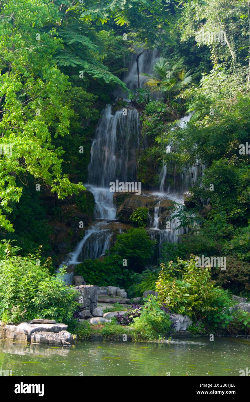 China: Waterfall, Qixing Gongyuan (Seven Star Park), Guilin. Qixing ...
