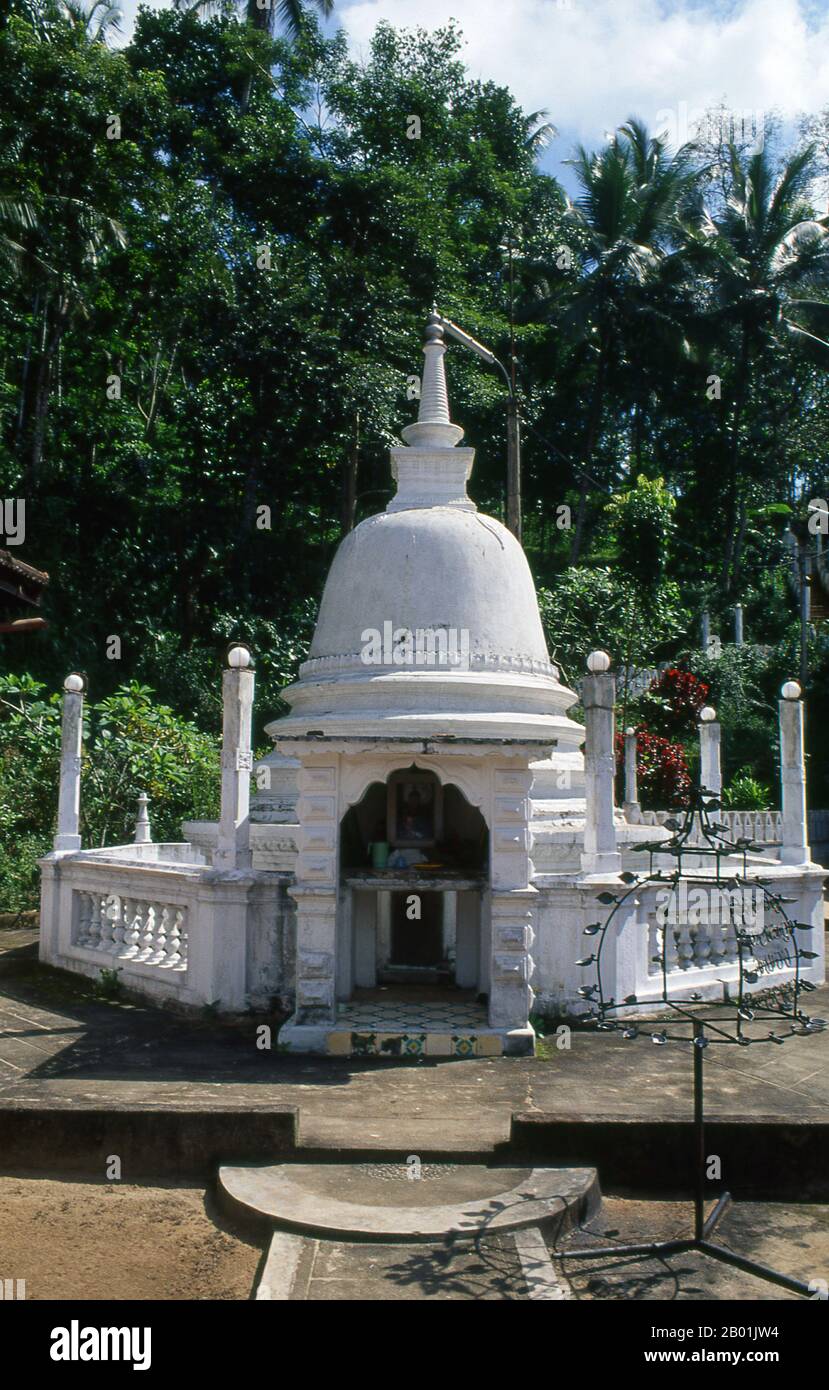 Sri Lanka: Stupa at Asgiriya Vihara (temple), Kandy. Asgiriya Vihara ...
