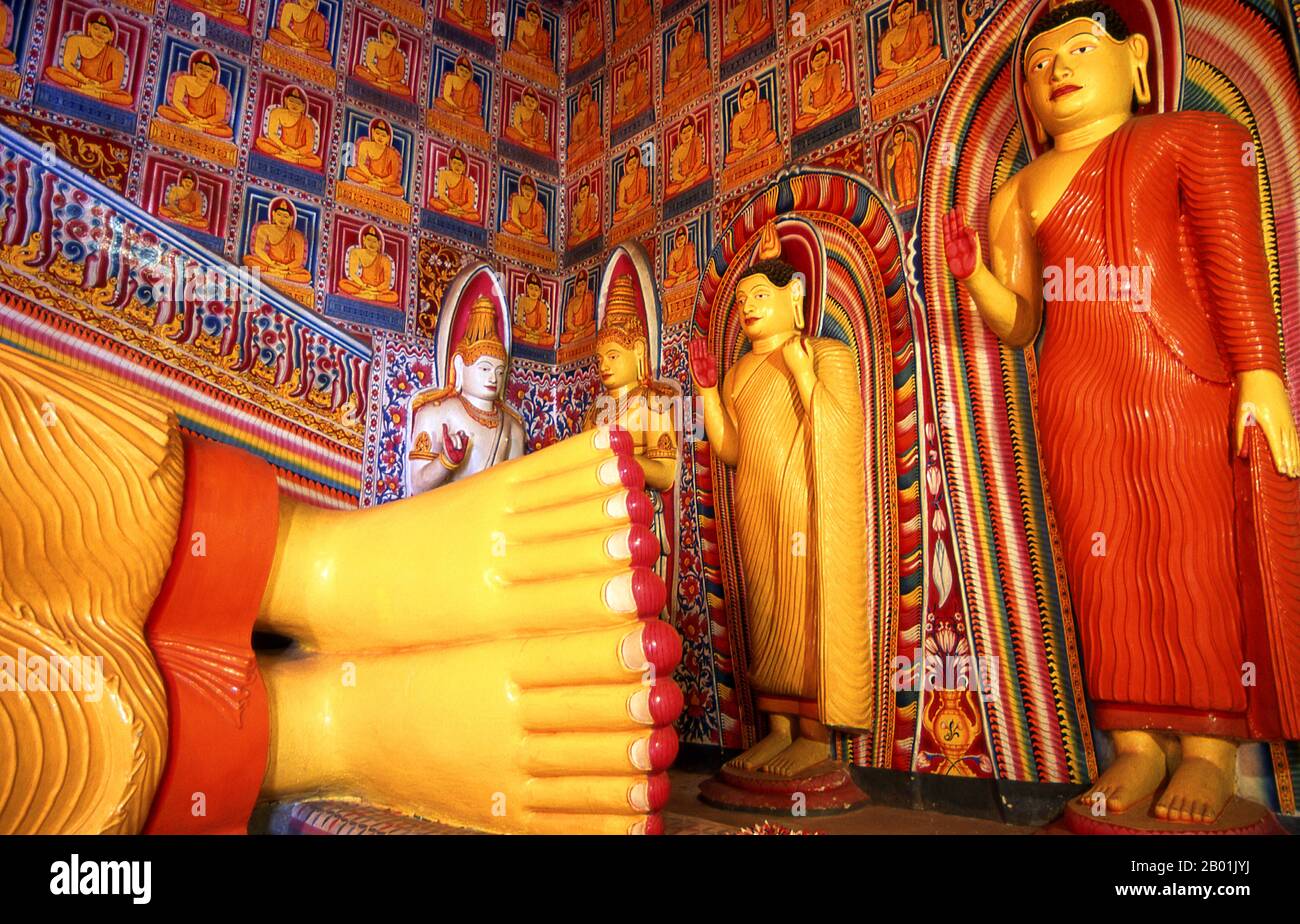 Sri Lanka: Reclining Buddha at Asgiriya Vihara (temple), Kandy ...
