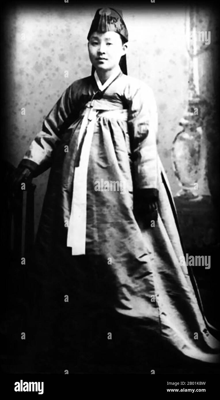 Korea: Kisaeng entertainer and courtesan, in full traditional dress, c ...