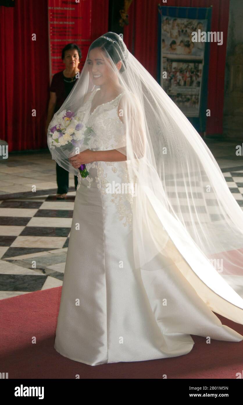 Philippines: A bride enters San Agustin (St. Augustine) Church ...