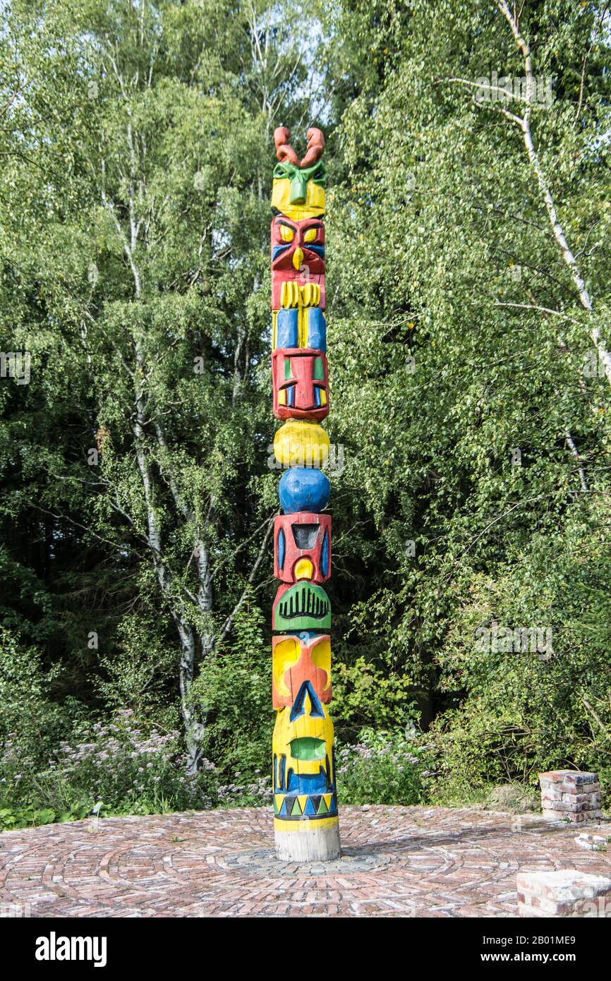 Colorful totem pole hi-res stock photography and images - Alamy