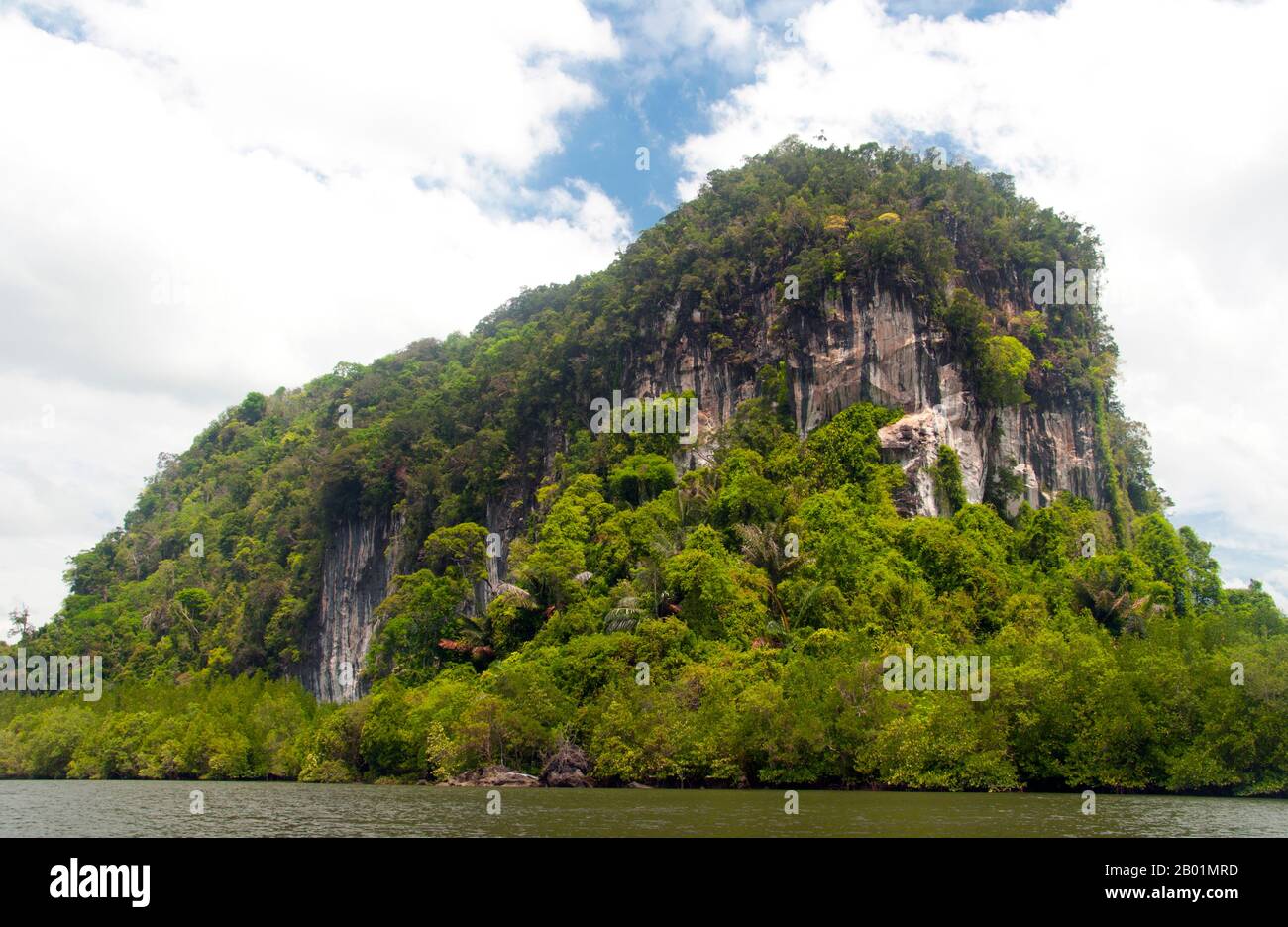 Thailand: Limestone outcrops and mangroves in Than Bokkharani National ...