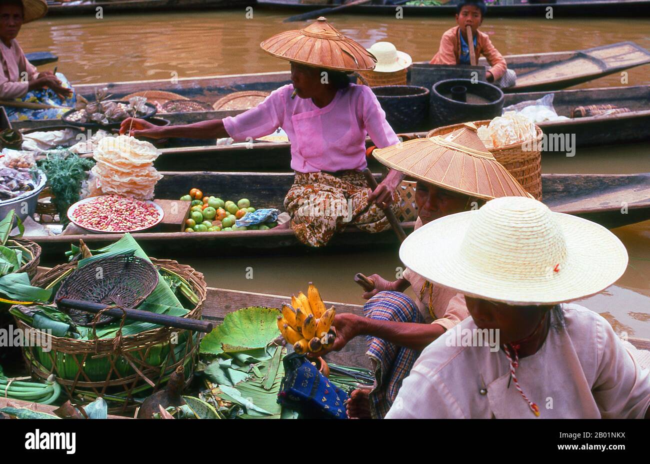 Inle lake’s floating market hi-res stock photography and images - Alamy