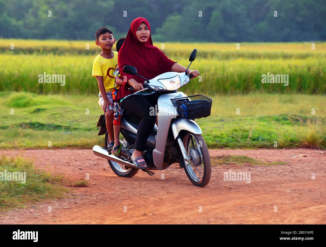 Motorcycle woman muslim transport hi-res stock photography and images ...