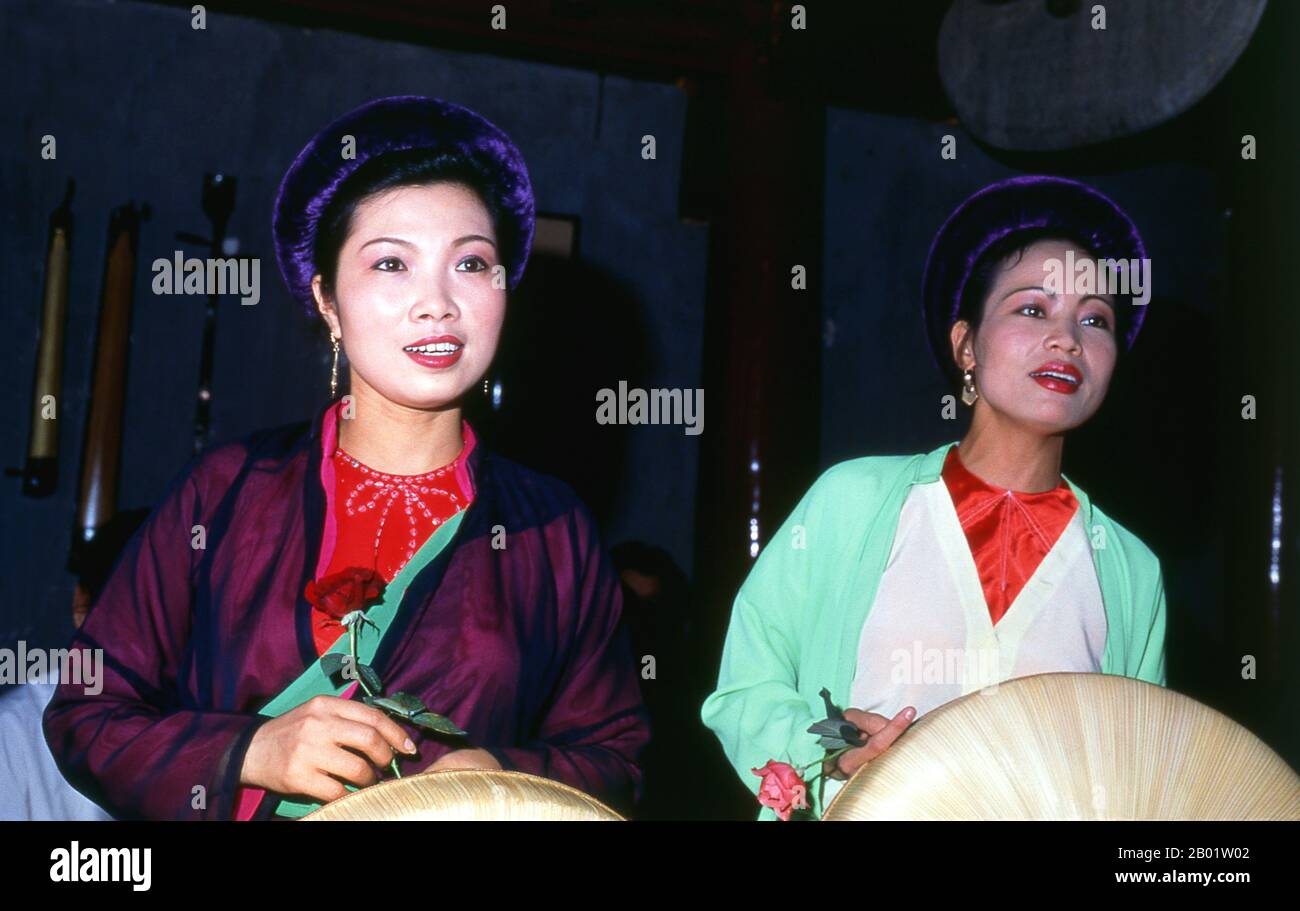 Vietnam: Singer with a traditional Vietnamese orchestra at Van Mieu ...