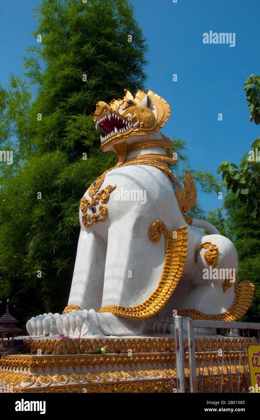 Thailand: Guardian lions (Singha or Chinthe) at the entrance to Wat ...