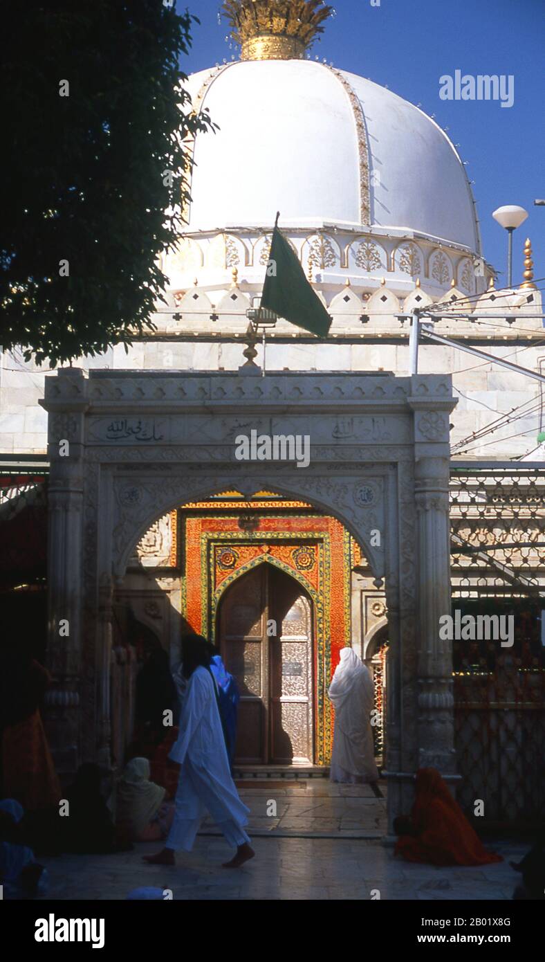 India: The Dargah Sharif of Sufi saint Moinuddin Chishti, Ajmer ...