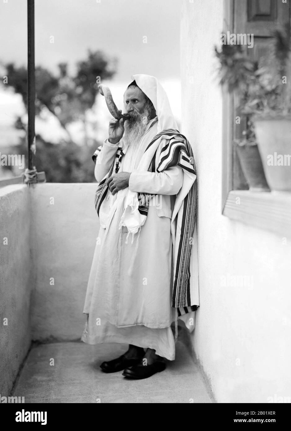 Yemen/Palestine: Mizrahi Jew of Yemeni origin blowing shofar sabbath ...