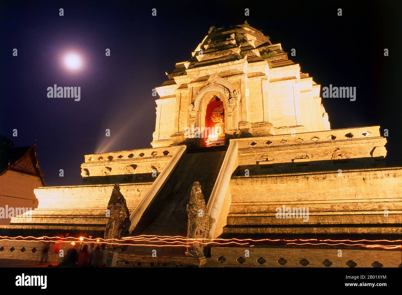 Thailand: The main chedi at Wat Chedi Luang during the full moon ...