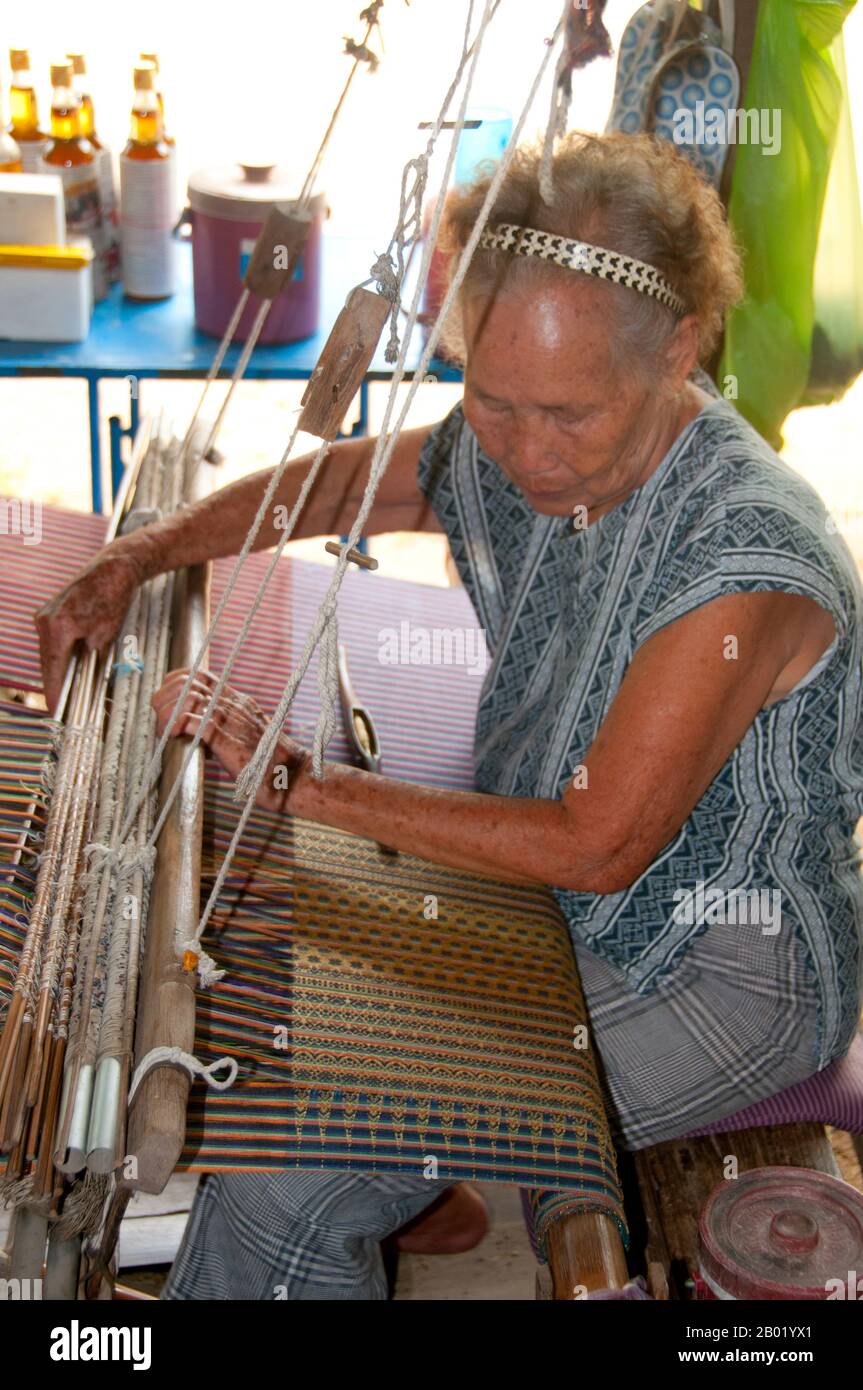 Thailand: Weavers in the Wiangyong district creating the famous Pha Mai ...