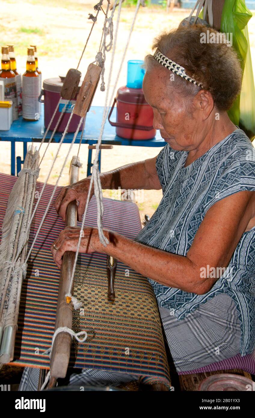 Thailand: Weavers in the Wiangyong district creating the famous Pha Mai ...
