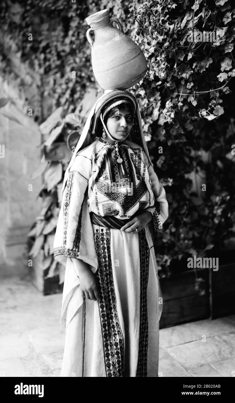 Palestine costume hi-res stock photography and images - Alamy
