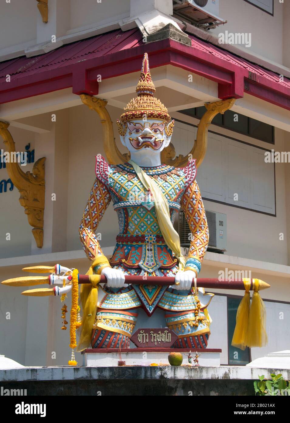 Thailand: A yaksa guardian figure on the corner of the temple wall, Wat ...