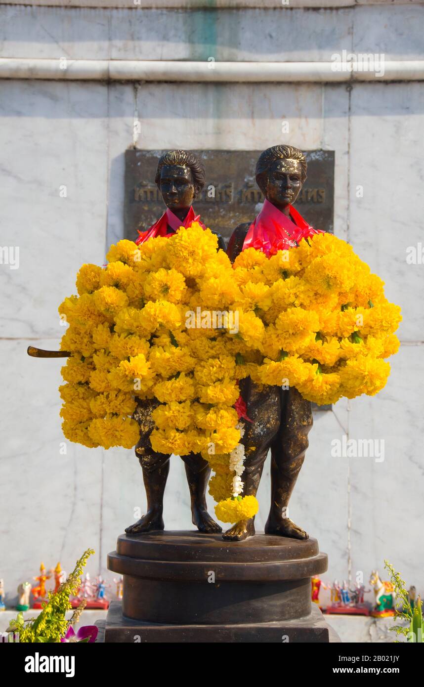 Thailand: Smaller Heroines' statues below the larger Heroines' Monument ...