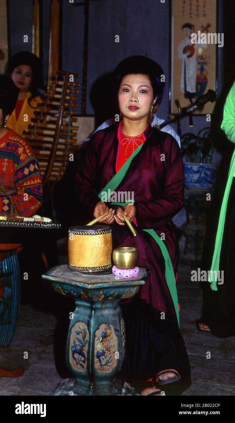 Traditional vietnamese musical instruments hi-res stock photography and ...