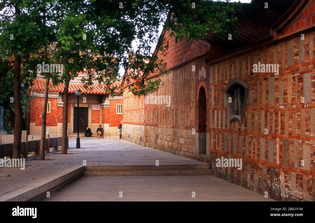China: Traditional Fujianese red-brick housing near the Fuwen Temple ...