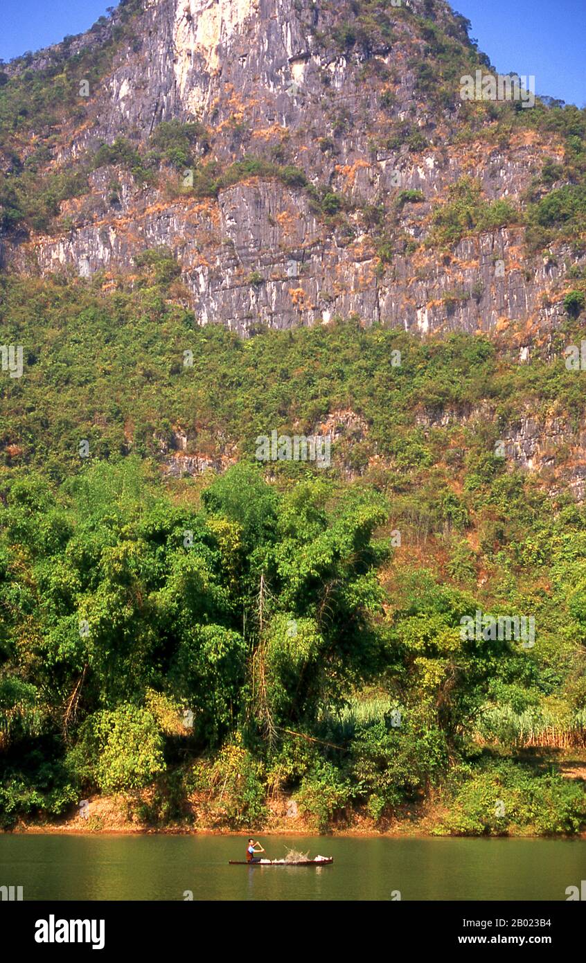 China: Local boatman on the Zuo River (Zuo Jiang), Longrui Nature ...