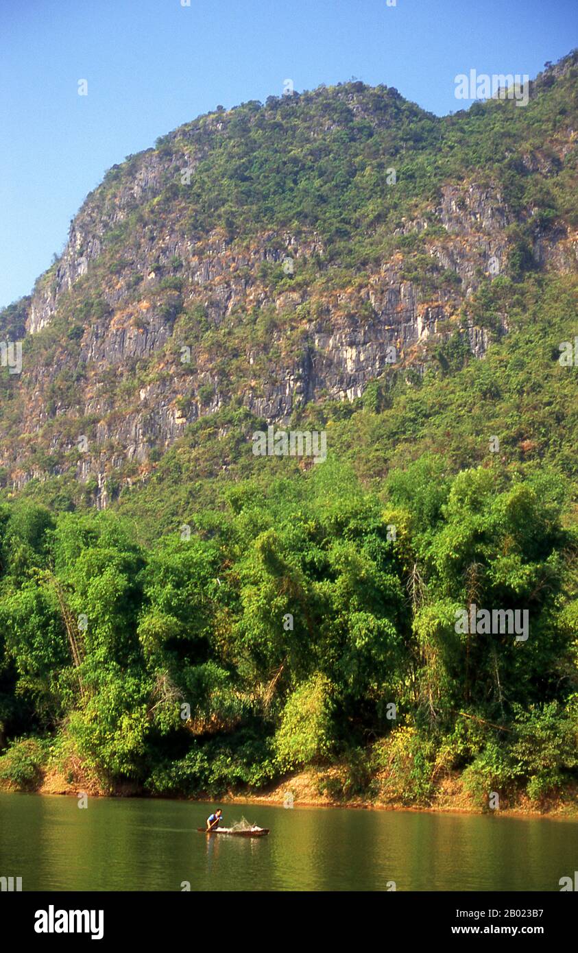 China: Local boatman on the Zuo River (Zuo Jiang), Longrui Nature ...
