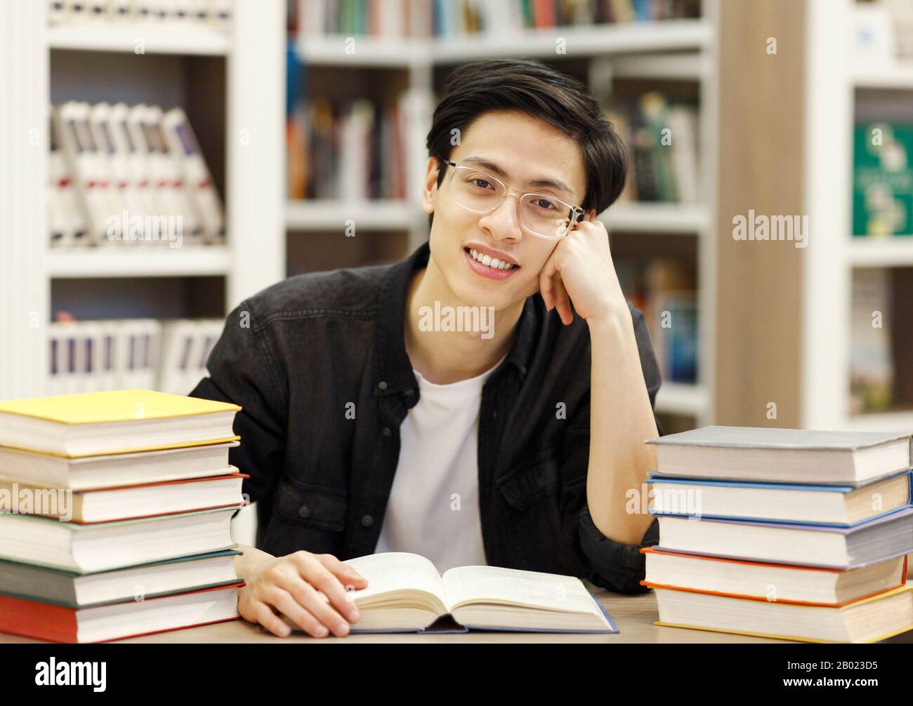 Book desk education korean hi-res stock photography and images - Alamy