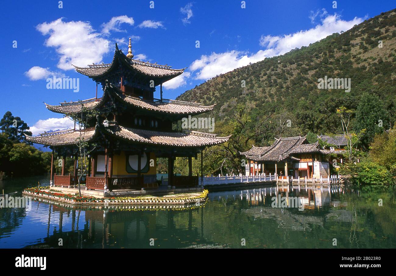 China: Moon Embracing Pavilion (Déyuè Lóu), Black Dragon Pool Park ...