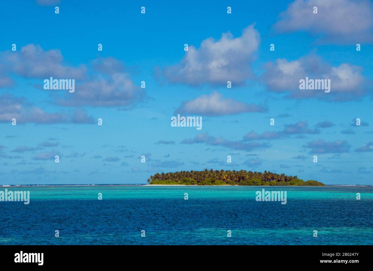 Maldives: Small island and reef south of Feydhoo Island, Addu Atoll ...