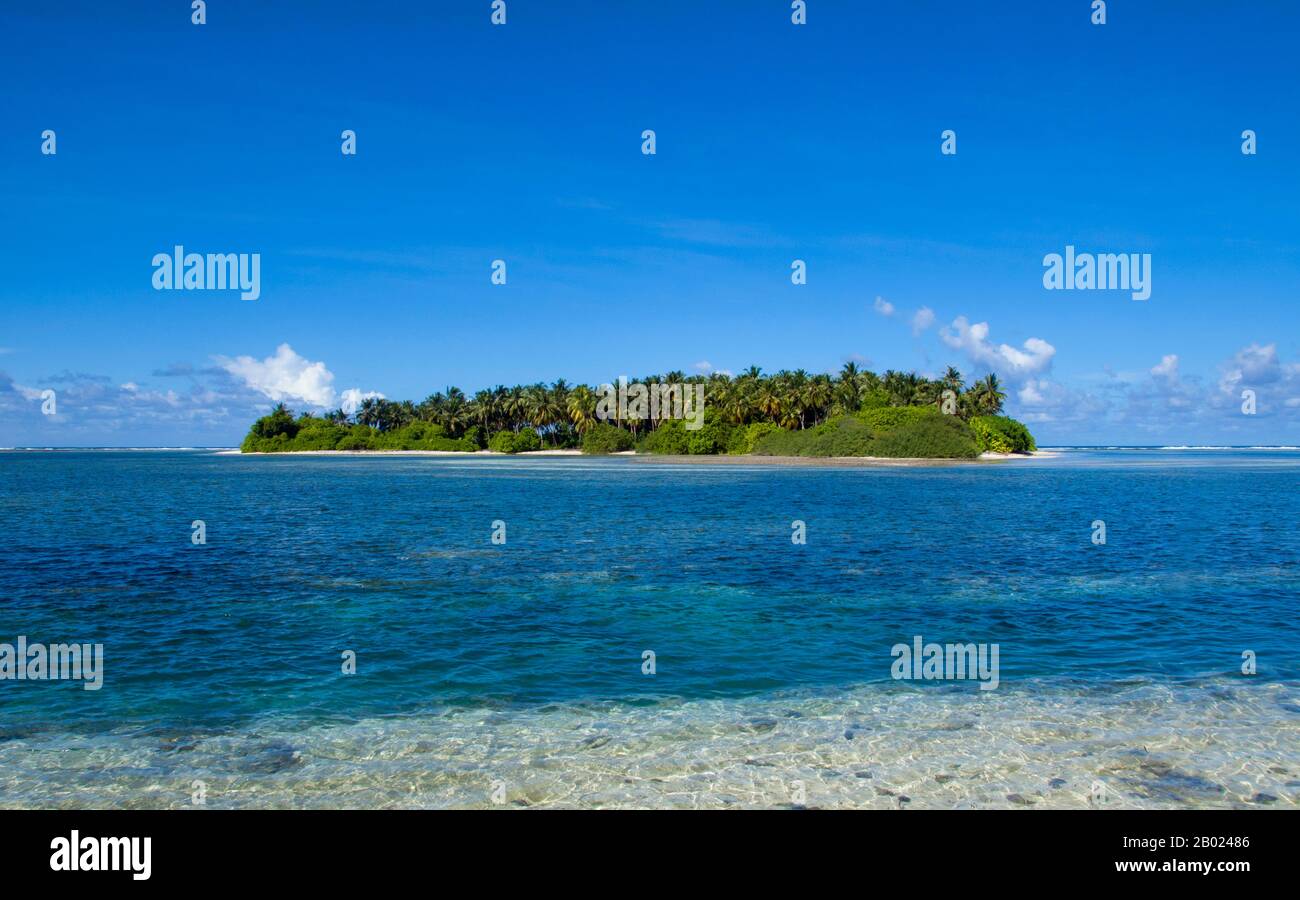 Maldives: Small island and reef south of Feydhoo Island, Addu Atoll ...