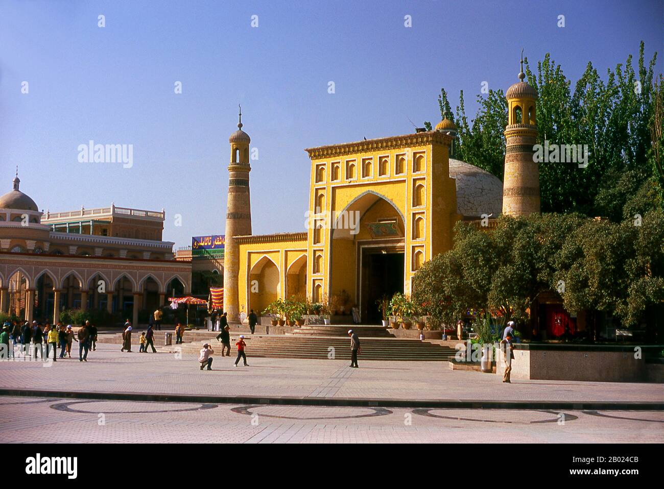 China: Id Kah, Kashgar, Xinjiang Province. The Id Kah mosque is the ...