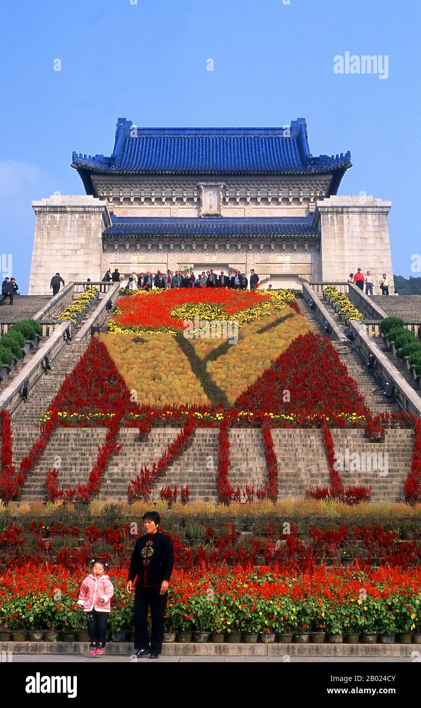 China: Sun Yat-sen mausoleum (Zhongshan Ling), Nanjing, Jiangsu ...