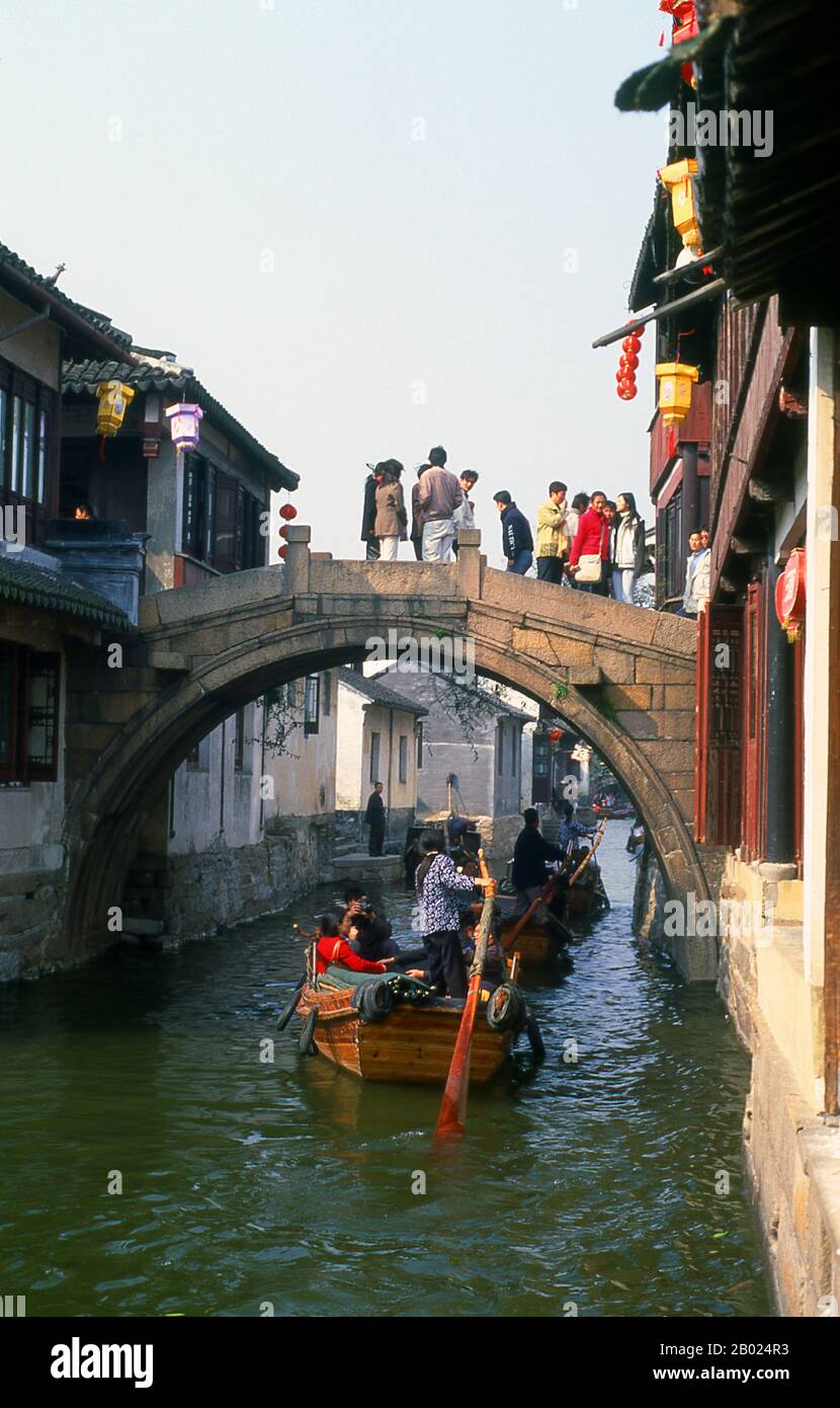 China: Boats and bridge on a canal in the ‘Water Town’ of Zhouzhuang ...