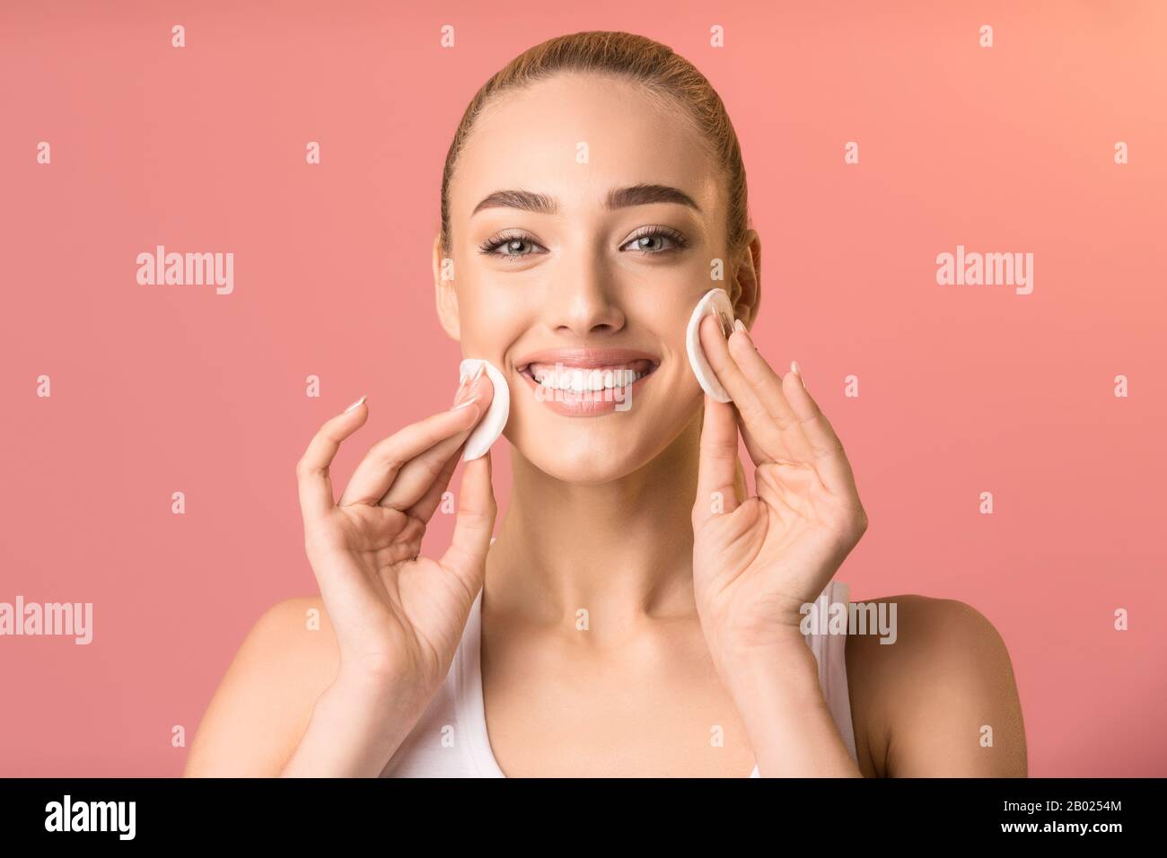 Facial skincare hi-res stock photography and images - Alamy