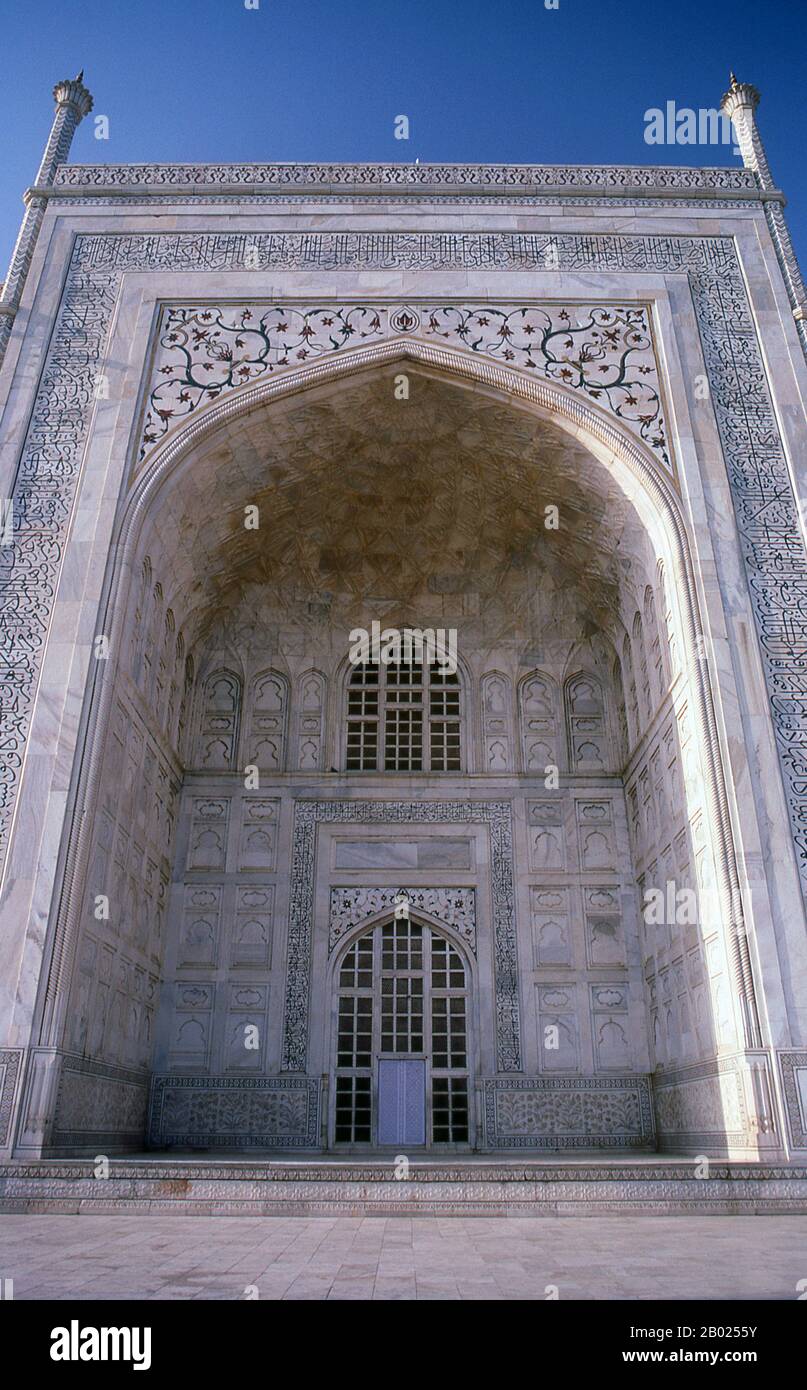 India: The northern pishtaq (recessed arch) of the Taj Mahal, Agra ...