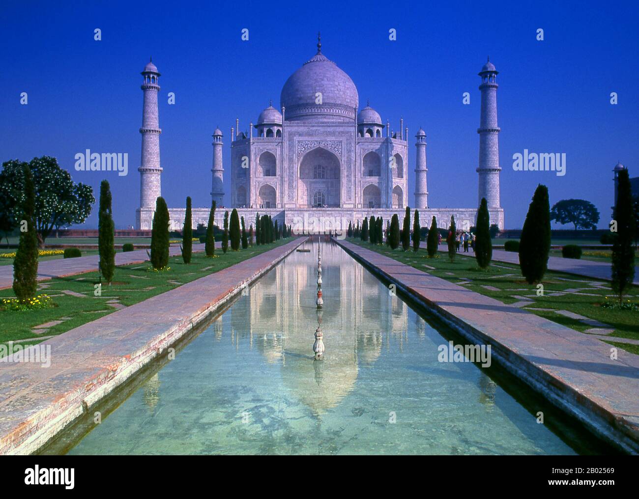 India: Early morning at the Taj Mahal, Agra, Uttar Pradesh. The Taj ...