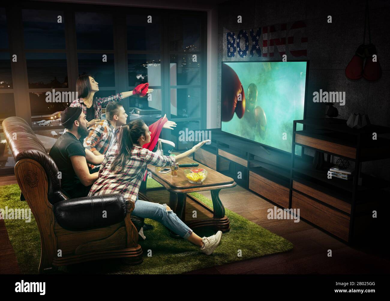 People cheering on boxing hi-res stock photography and images - Alamy