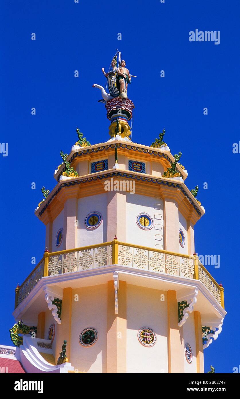 Cao dai altar hi-res stock photography and images - Alamy