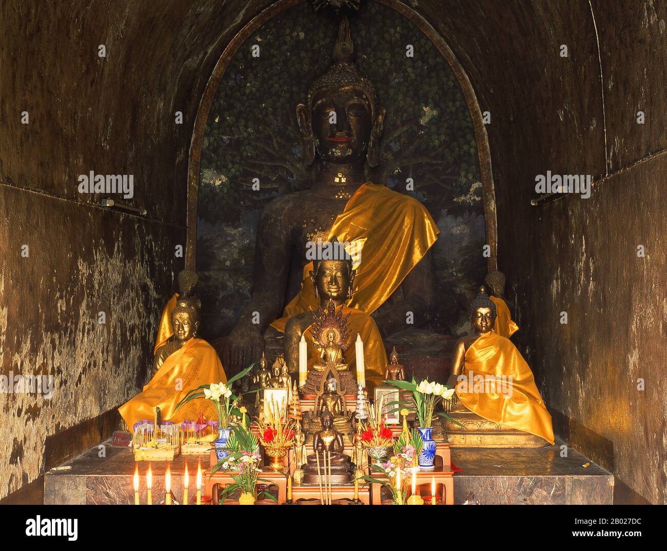 Thailand: Shrine with Buddhas below the Maha Chedi (Great Chedi) at ...